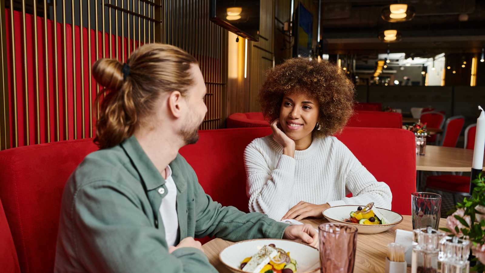6 first date spots that guarantee she won't text back