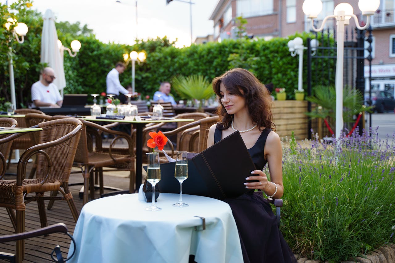 Brutal First Date Mistakes That Give Women the Ick